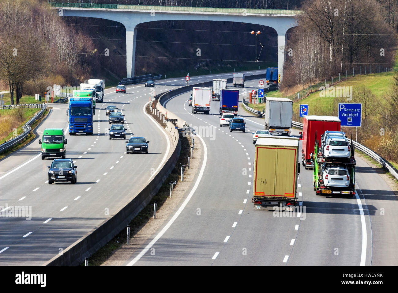 LKW auf der Autobahn. Transport auf der Straße für Güter, Lastwagen Auf ...
