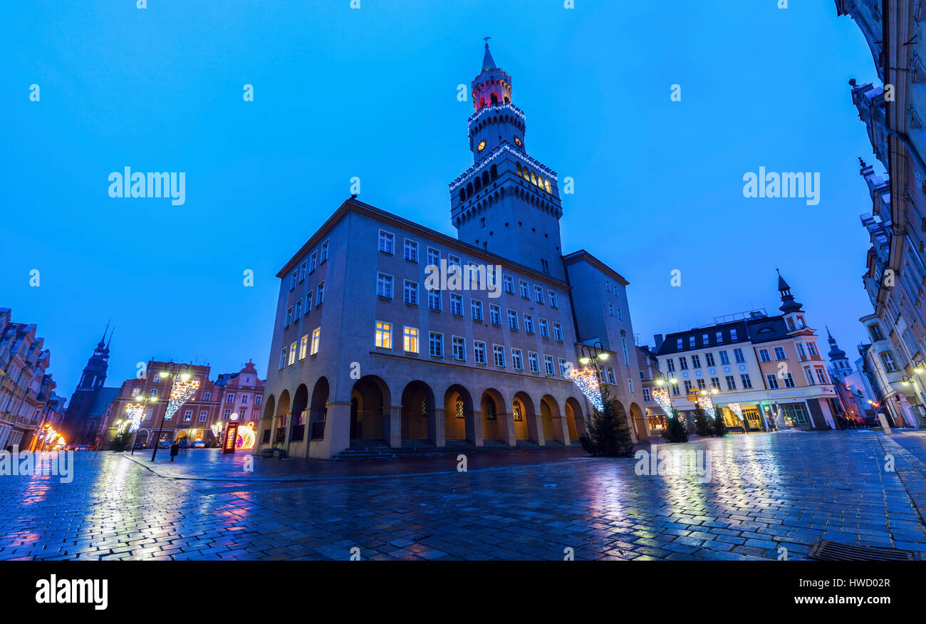 Rathaus in Oppeln in der Nacht. Oppeln, Opole, Polen Stockfotografie ...