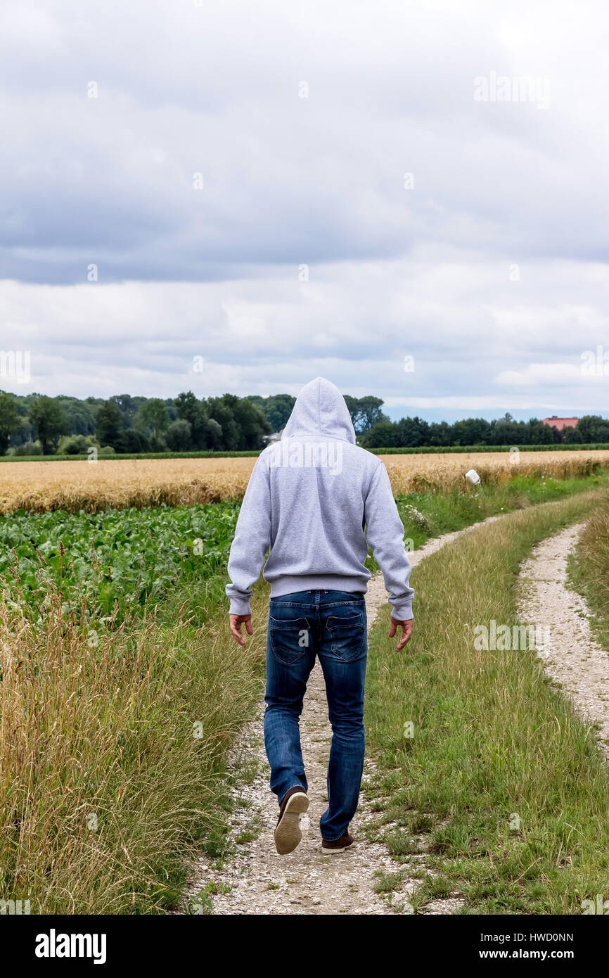 Ein Mann geht einsam auf einem Weg, Ein Mann Geht Einsam Auf Einem Weg ...