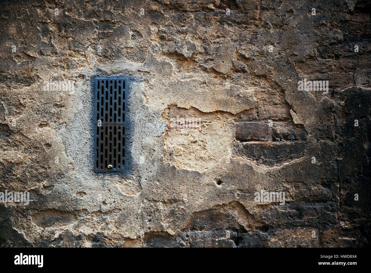 Alte backsteinmauer mit fenstern -Fotos und -Bildmaterial in hoher ...
