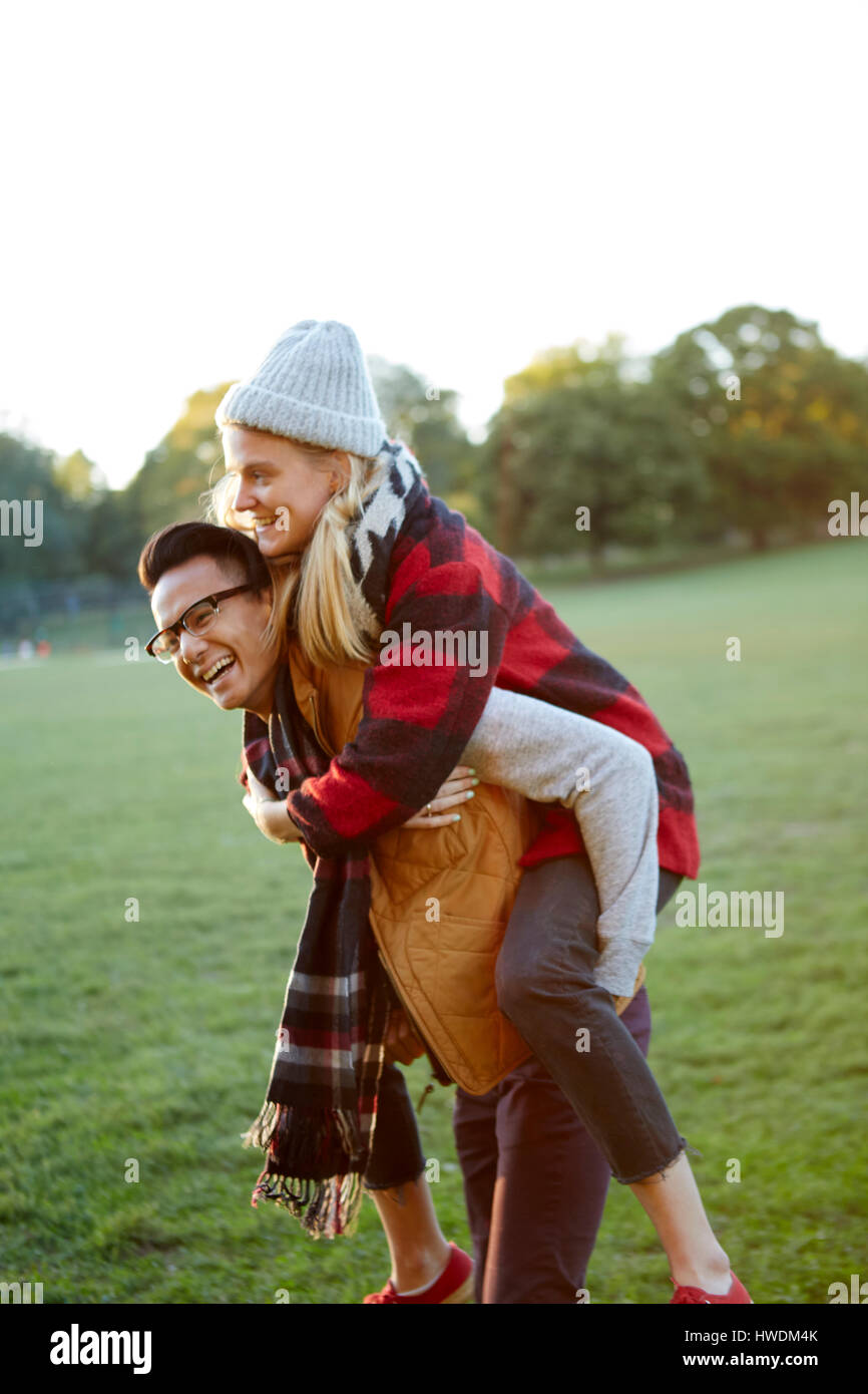 Mann mit Freundin eine Huckepack im park Stockfotografie - Alamy