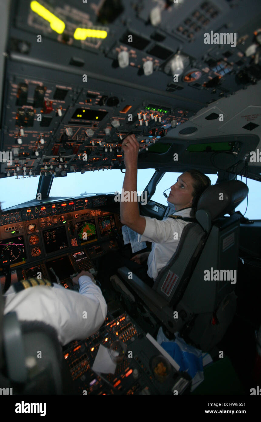 Pilote und co Pilote in einer Boeing 737 Stockfotografie - Alamy