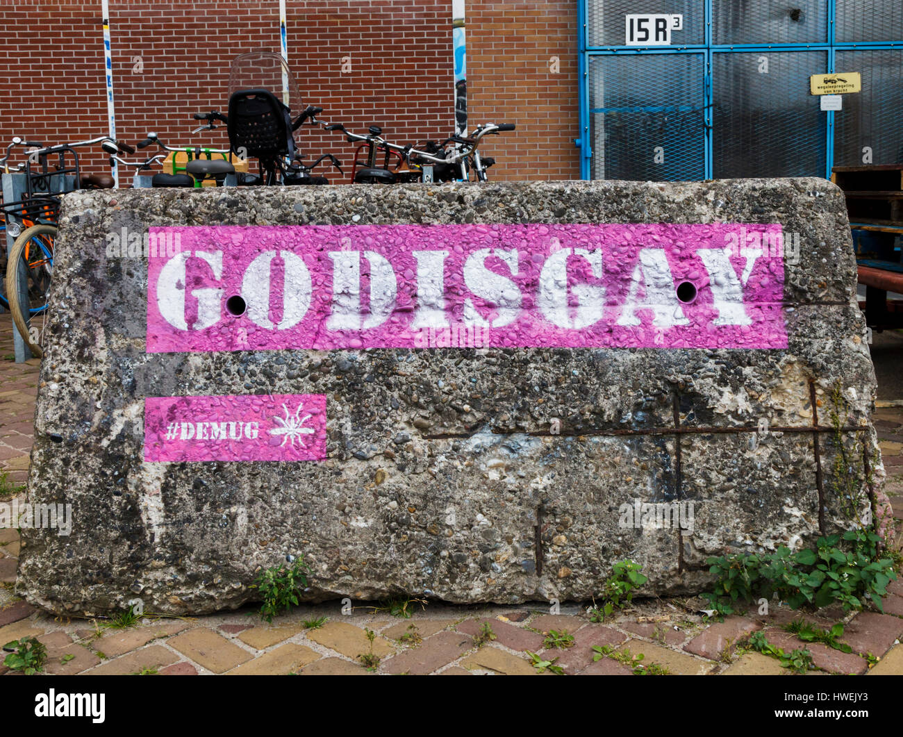 Graffiti 'Gott ist Gay' Schablone auf einer konkreten Block auf der ...