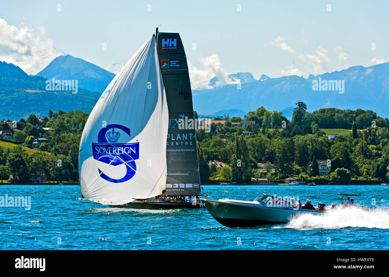 Segelboot flying einen Spinnaker Segeln am Genfer See, Boot HUN 92 ...