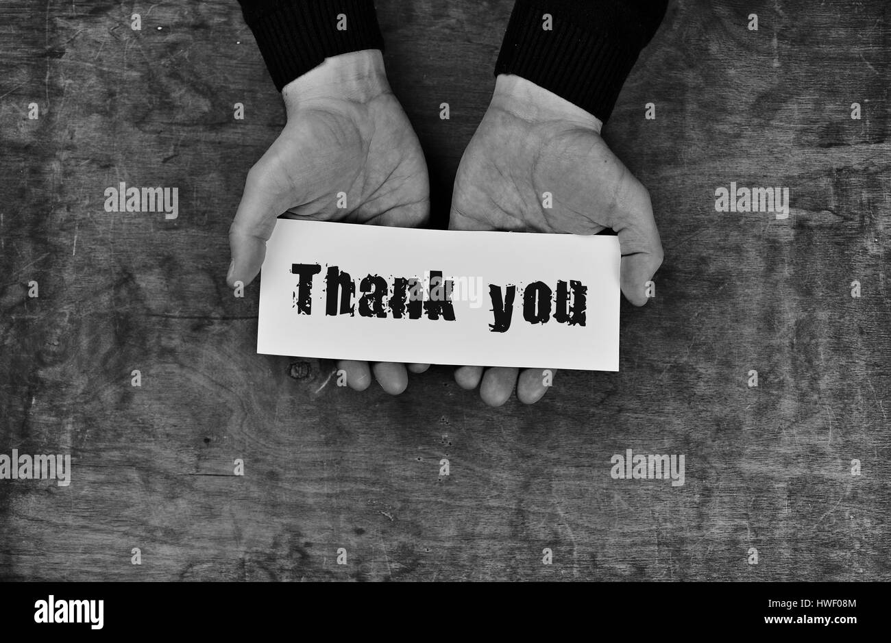 monochrome Foto männliche Hände halten eine weiße leere danke auf s ...