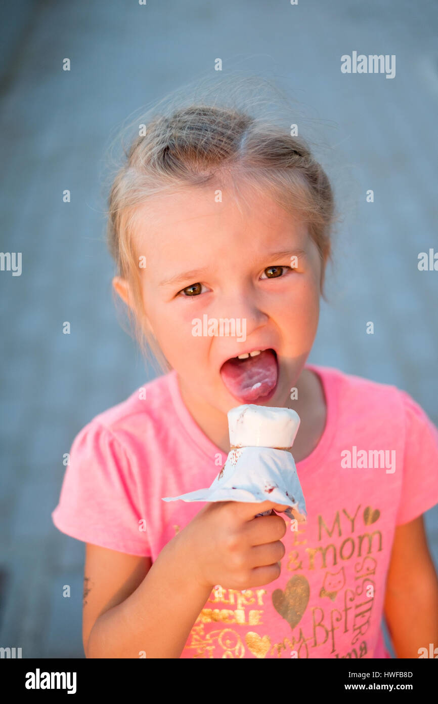 Mädchen Leckt Eis Fotos Und Bildmaterial In Hoher Auflösung Alamy 