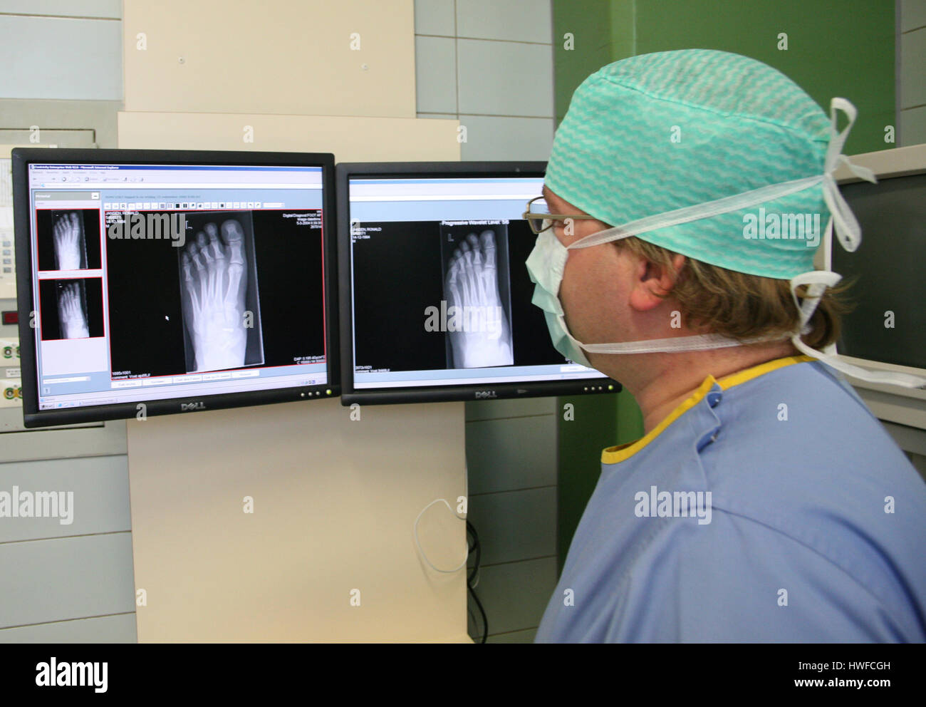 Chirurg bei der Arbeit in der Notaufnahme x-ray Foto eines Fußes ...