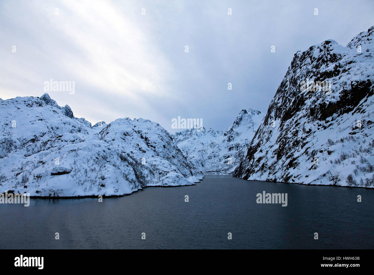"Troll-Fjord im Winter, Norwegen; Norwegen; Land im Norden; Lofoten ...