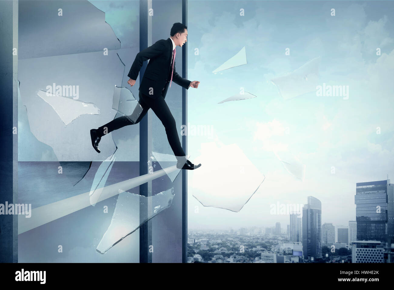 Durch das fenster springen -Fotos und -Bildmaterial in hoher Auflösung ...