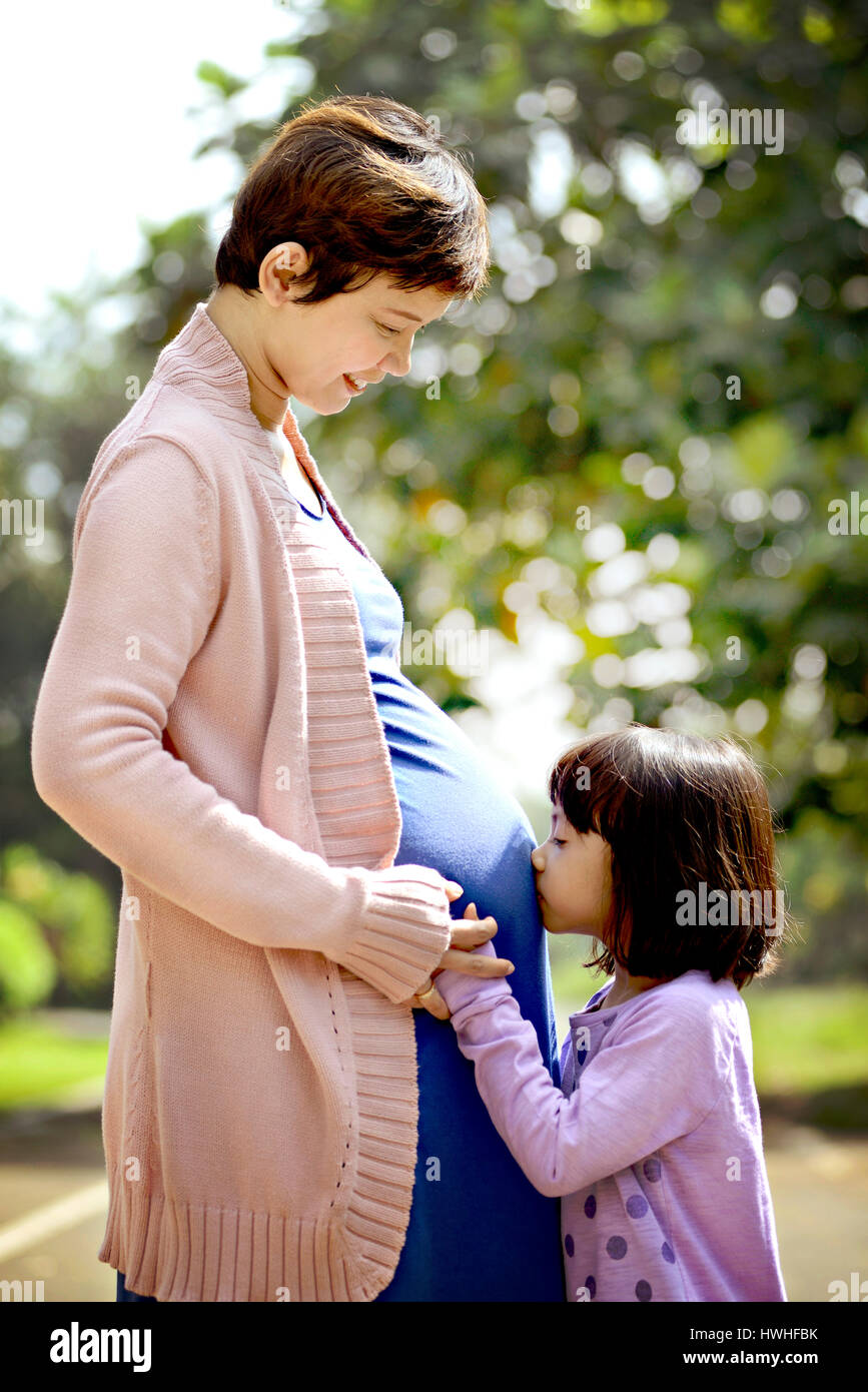 Schwangere mutter tochter -Fotos und -Bildmaterial in hoher Auflösung – Alamy
