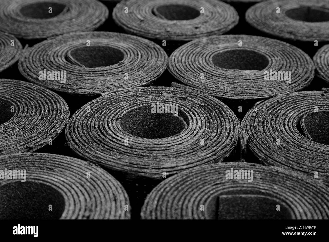 Nahaufnahme der Rollen der neue schwarze Dachpappe oder bitumen ...