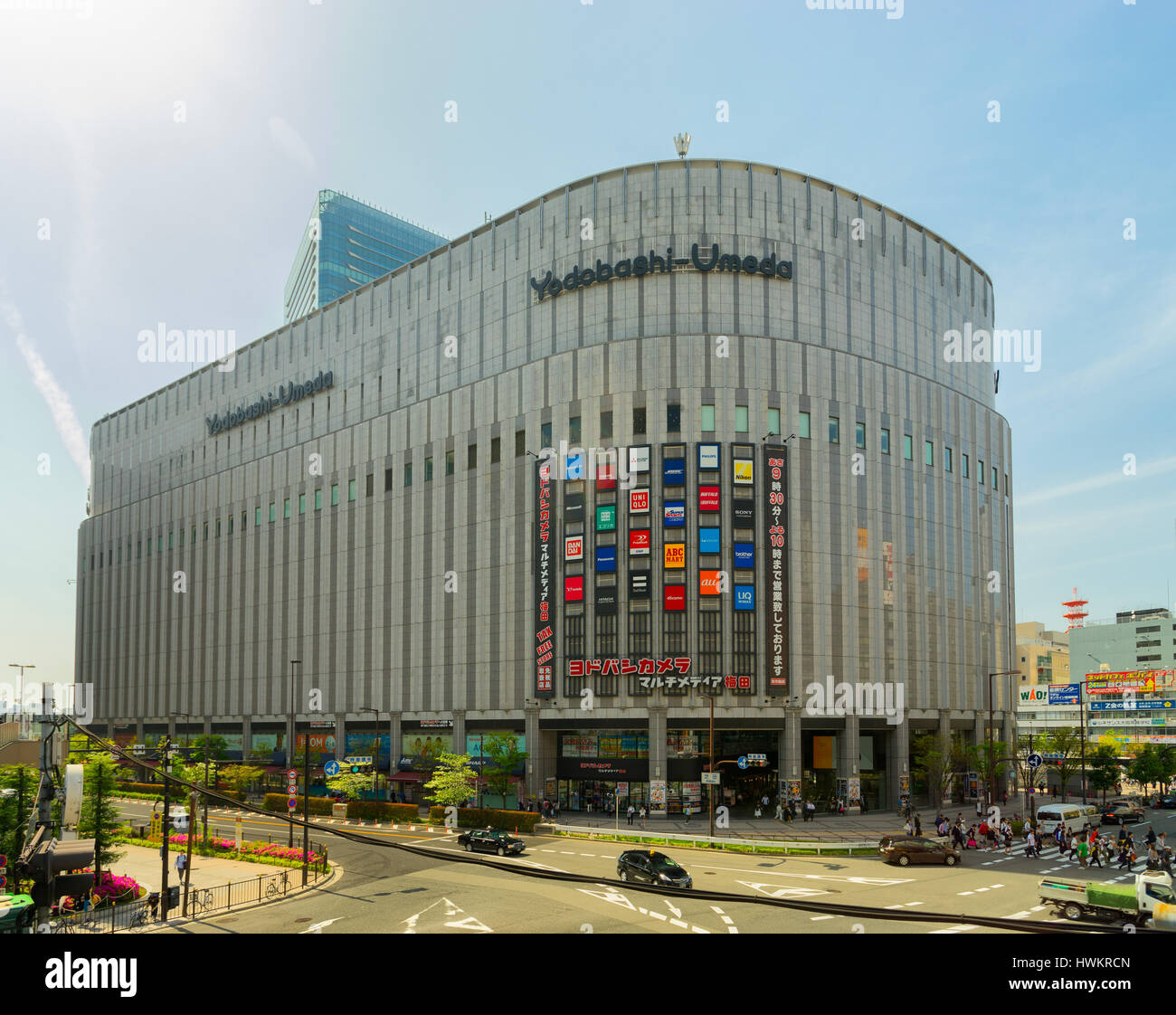 OSAKA, JAPAN - ca. Mai 2016: Yodobashi Kamera zu speichern in Namba ...