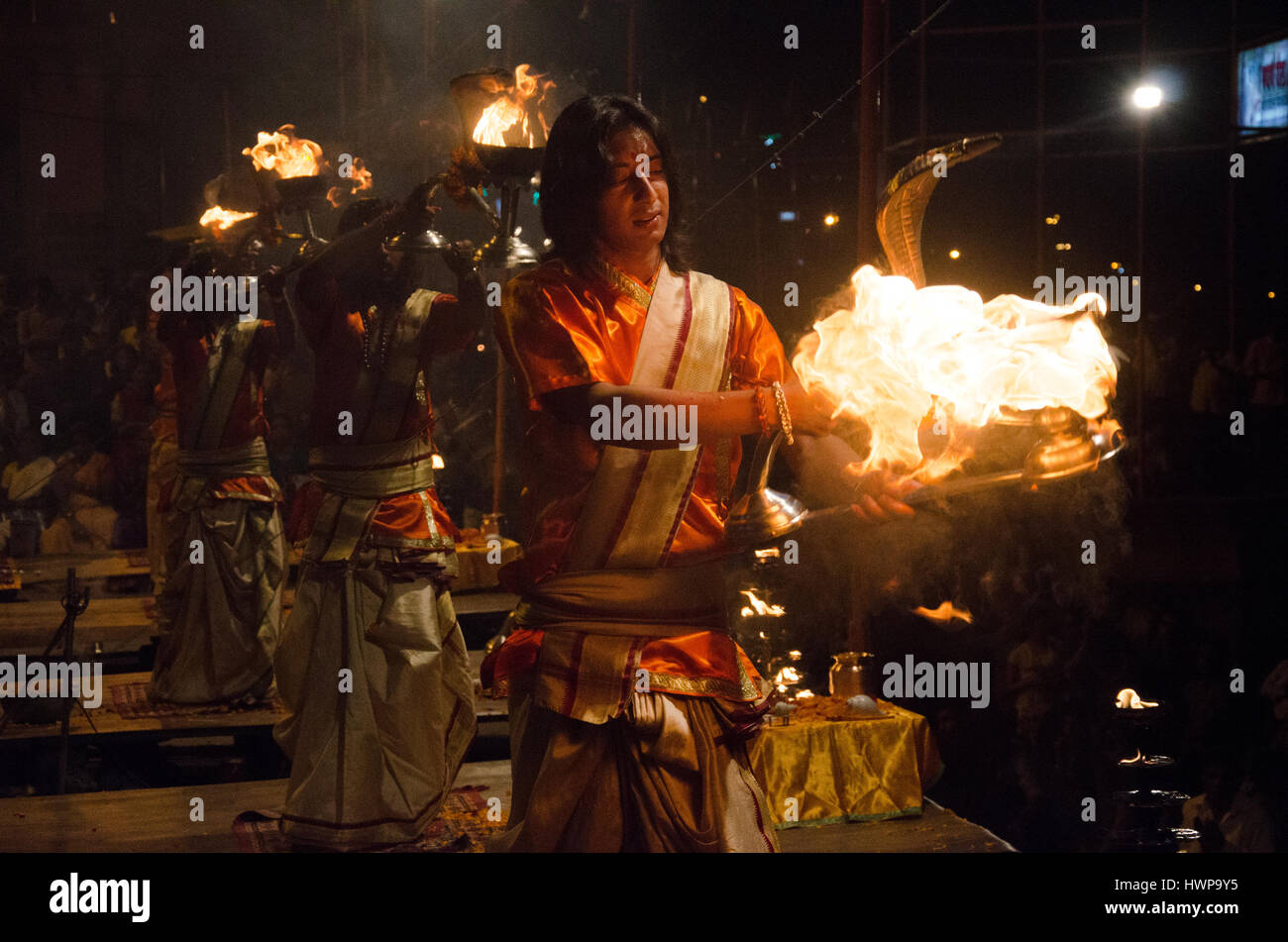 Puja, Varanasi, Indien Stockfotografie - Alamy