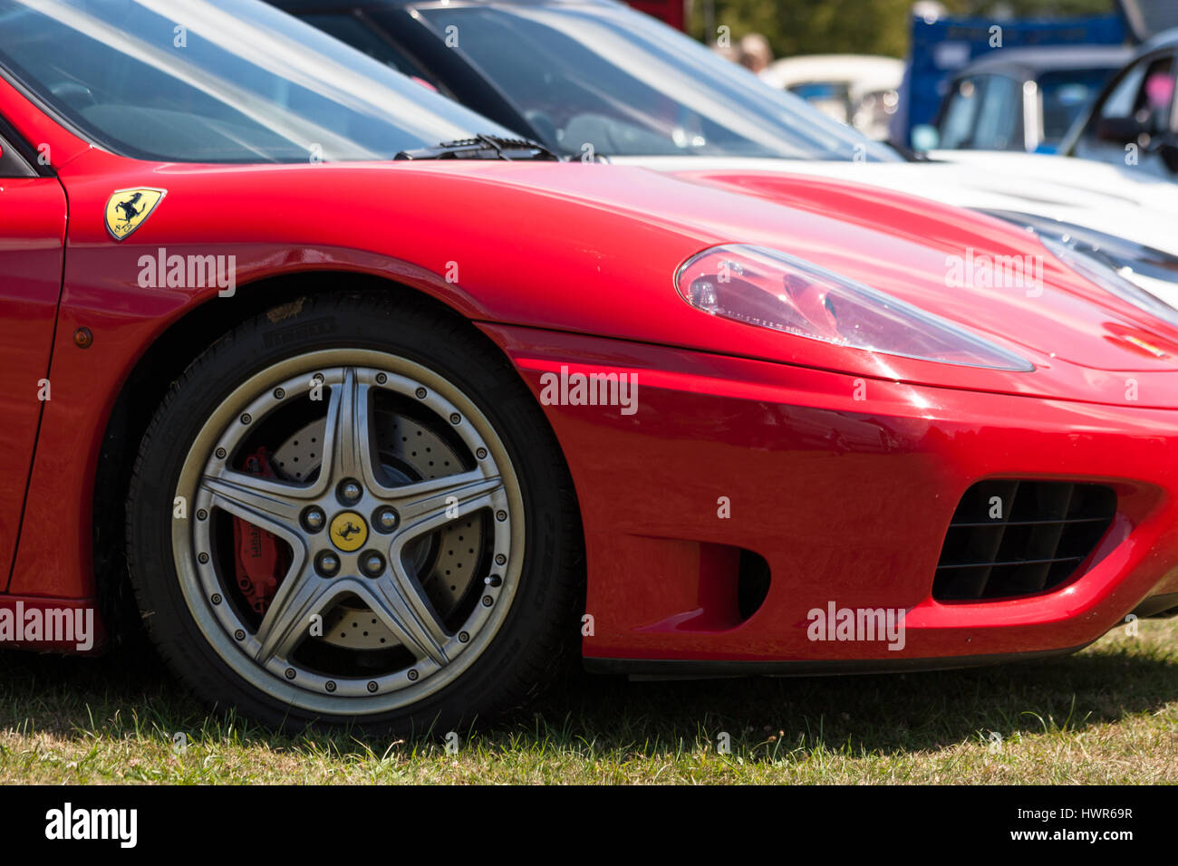 Red ferrari wheel -Fotos und -Bildmaterial in hoher Auflösung – Alamy