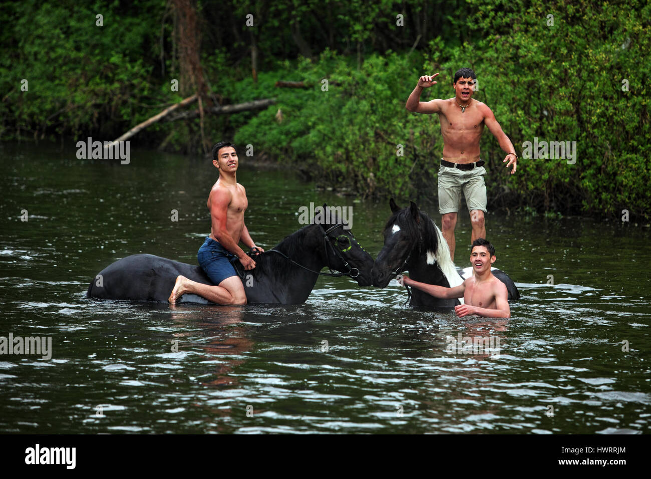 Drei junge Männer zu Pferde im Fluss Baden Stockfotografie - Alamy