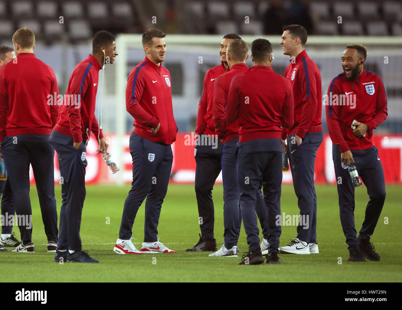 Englands Marcus Rashford (links) teilt einen Witz mit Nathan Redmond ...