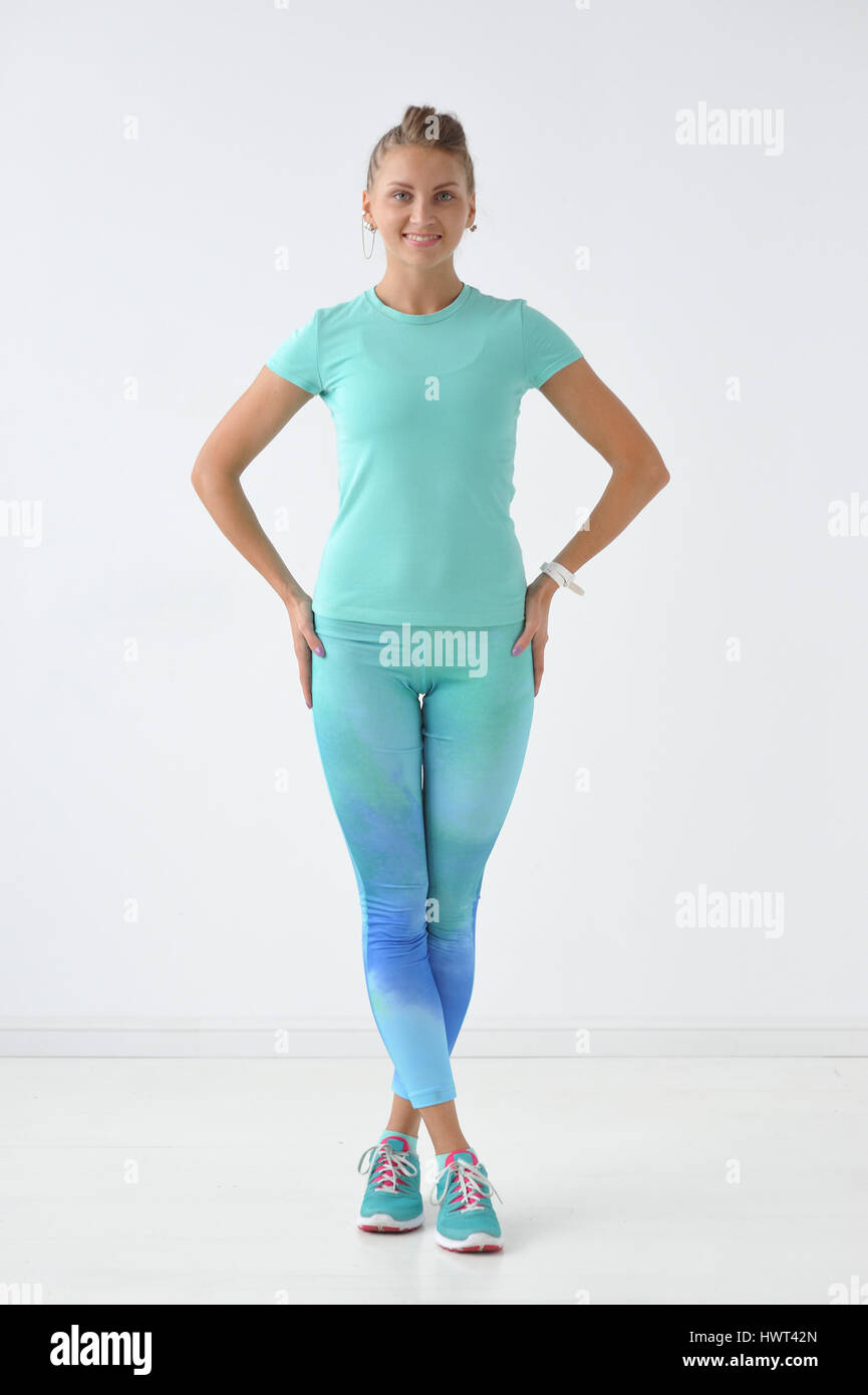 Junge und hübsche Fitnesstrainerin posiert im Studio Stockfotografie ...