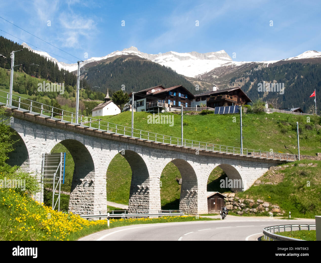 Surselva, Schweiz - 14. Mai 2015: Brücke der Rhätischen Bahn in der ...