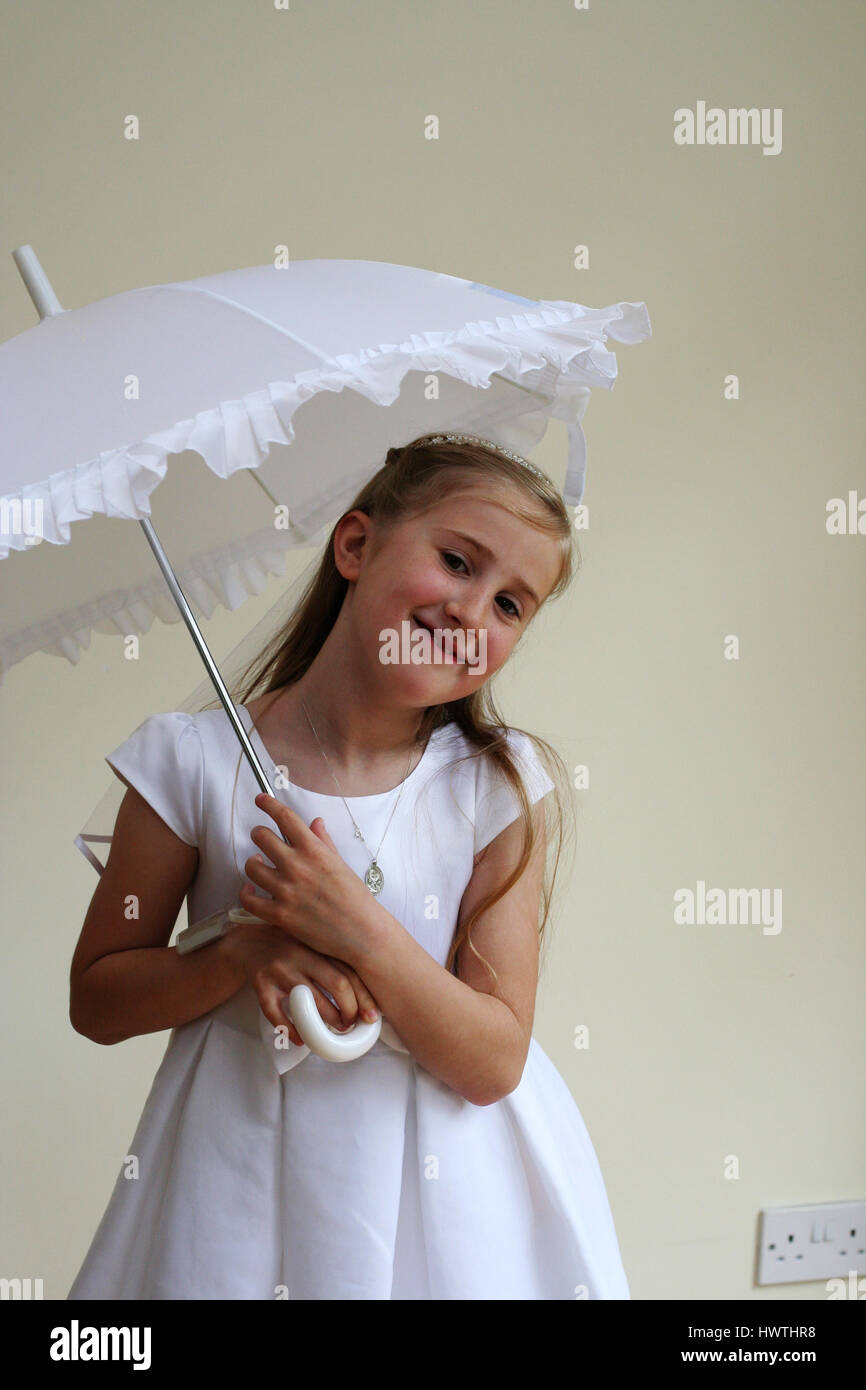 Einen brolly halten -Fotos und -Bildmaterial in hoher Auflösung – Alamy