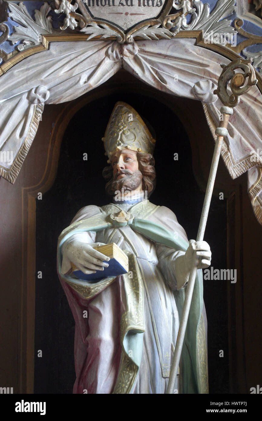 Saint-Martin-Statue auf dem Altar in der Pfarrkirche St. Martin in ...