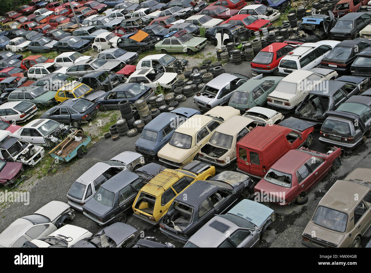 Auto Recycling Schrottplatz mit vielen zerquetscht alte Autos ...