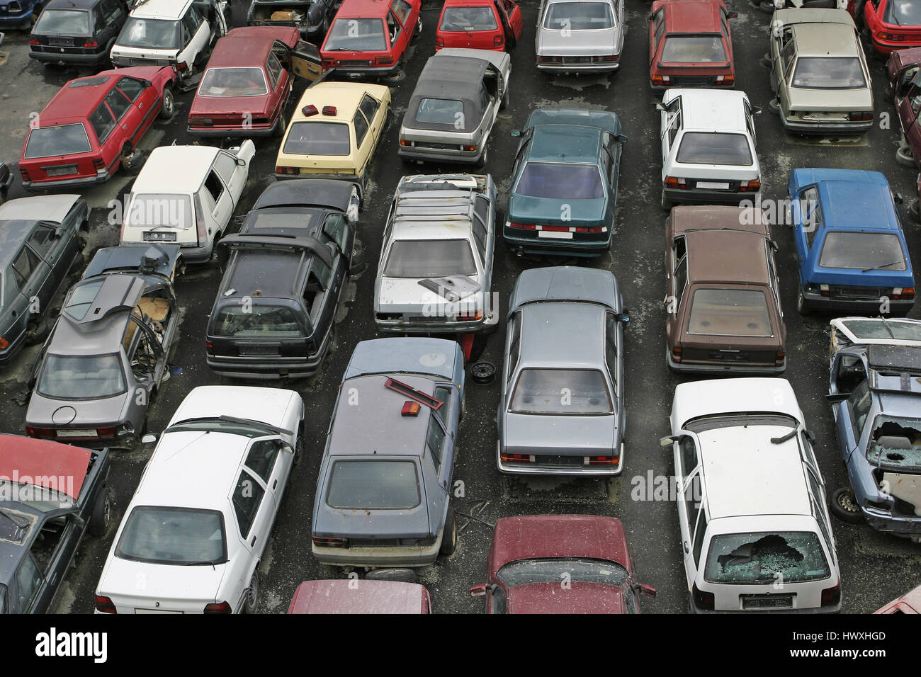 Auto Recycling Schrottplatz mit vielen zerquetscht alte Autos ...