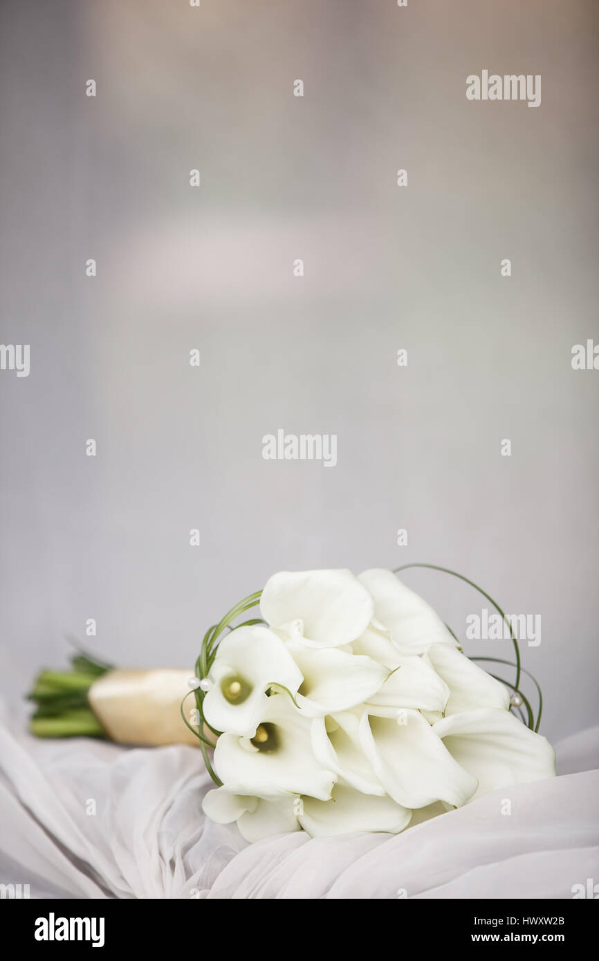 Eleganter Brautstrauß weiße Calla Lilien, Boutonniere auf dem Tisch ...