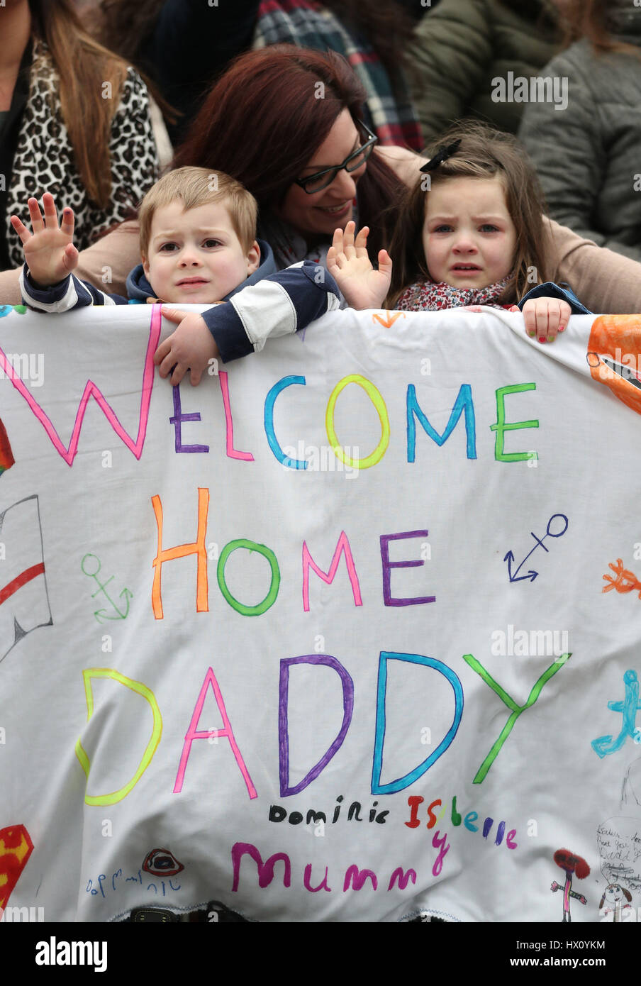 Luisa Jeffrey (Mitte) aus Sussex und ihre Tochter Isabelle, 5 und Sohn ...