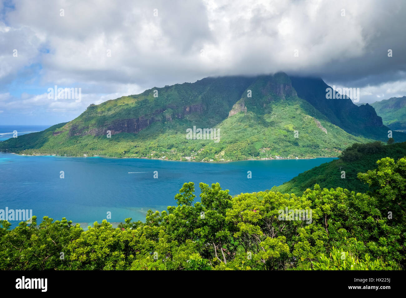 Luftaufnahme der Opunohu Bay und die Lagune auf der Insel Moorea ...