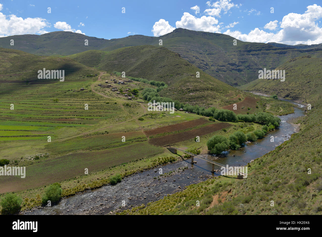 Fußgängerbrücke über den Kubelu-Fluss unter den Landwirten des Dorfes ...