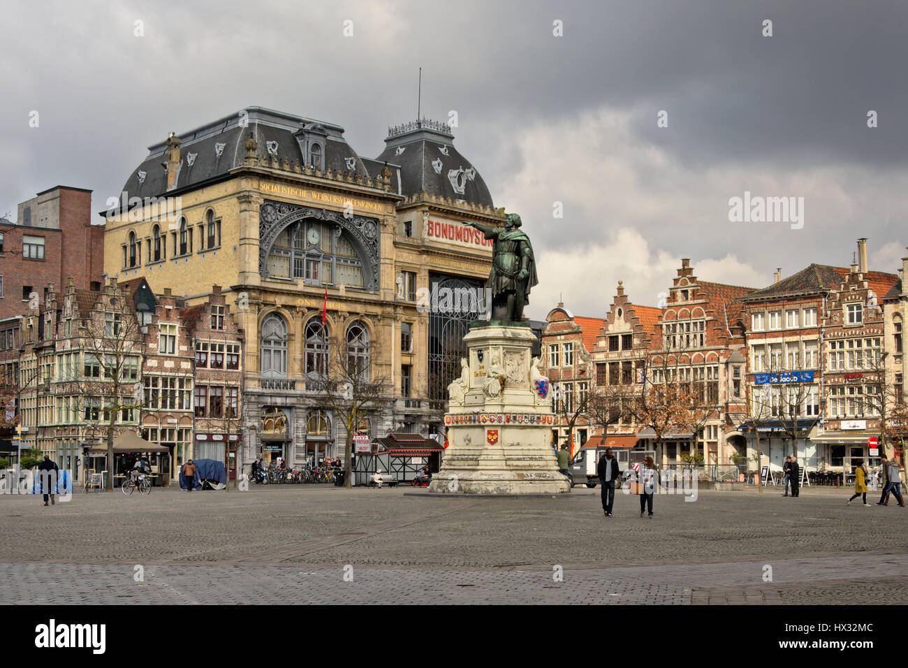 "Vrijdagmarkt" Quadrat in Gent, mit der Statue von Jacob van Artevelde ...