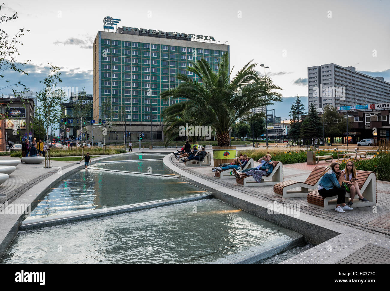 Liegen und Palmen auf renovierten Katowice Verteidiger Square in ...