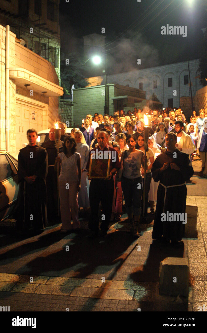 Prozession zieht durch die Straßen von Nazareth, aus der Kirche von St ...
