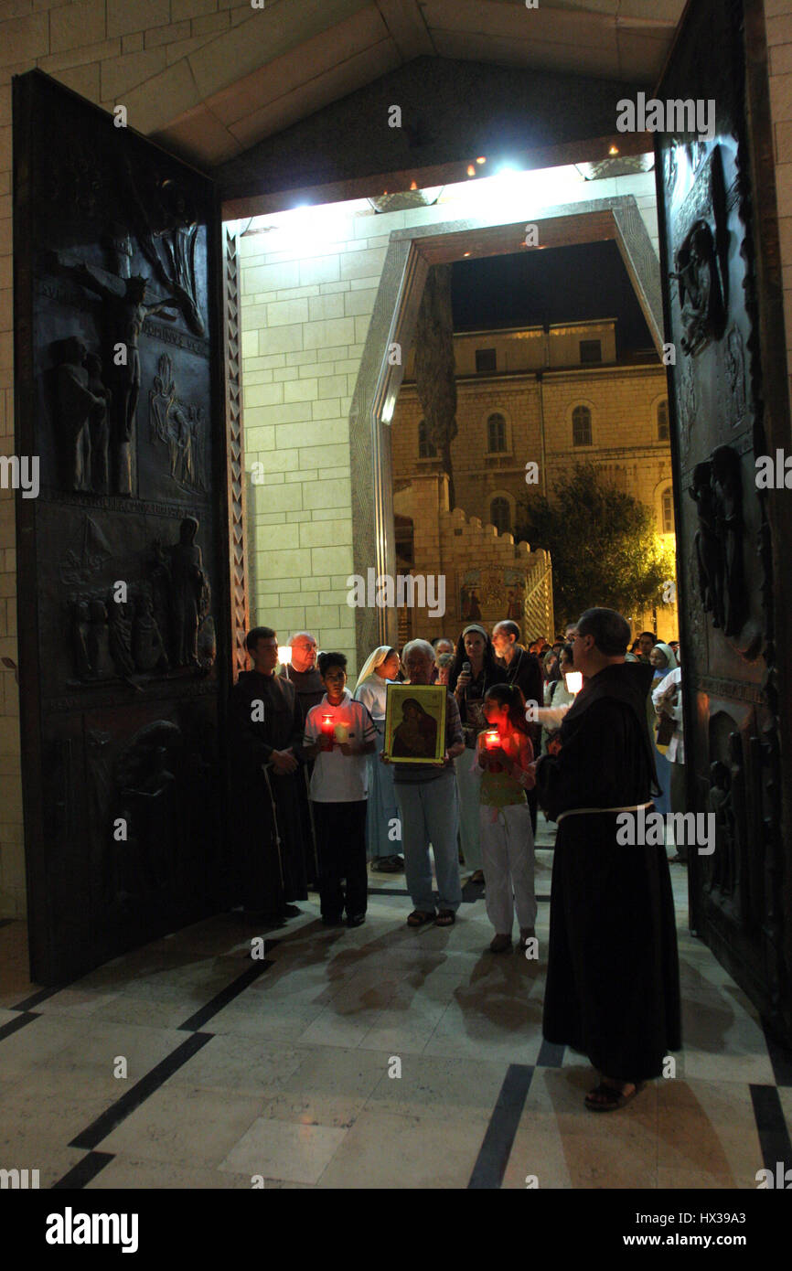 Prozession zieht durch die Straßen von Nazareth, aus der Kirche von St ...