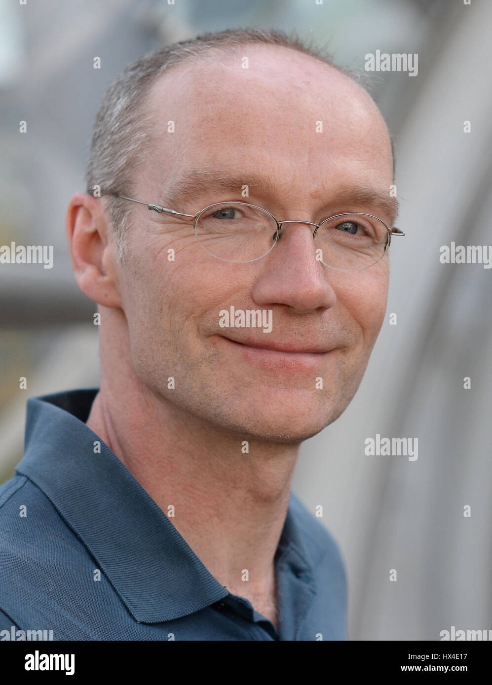 Leipzig, Deutschland. 24. März 2017. Der Dramaturg und Autor John von ... Leipzig, Deutschland. 24. März 2017. Der Dramaturg und Autor John von ...