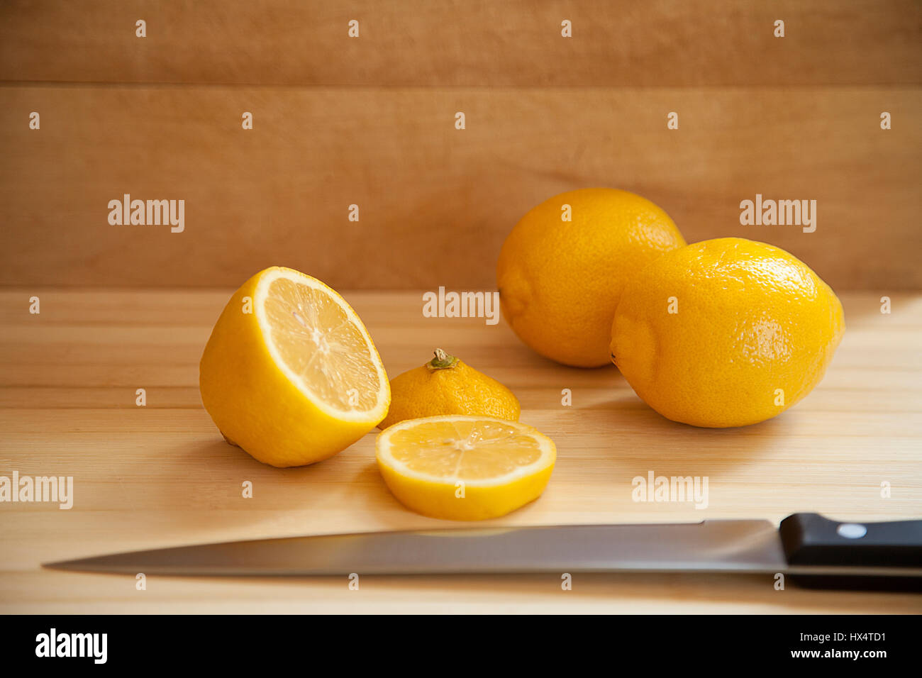 Zitronen schneiden -Fotos und -Bildmaterial in hoher Auflösung – Alamy