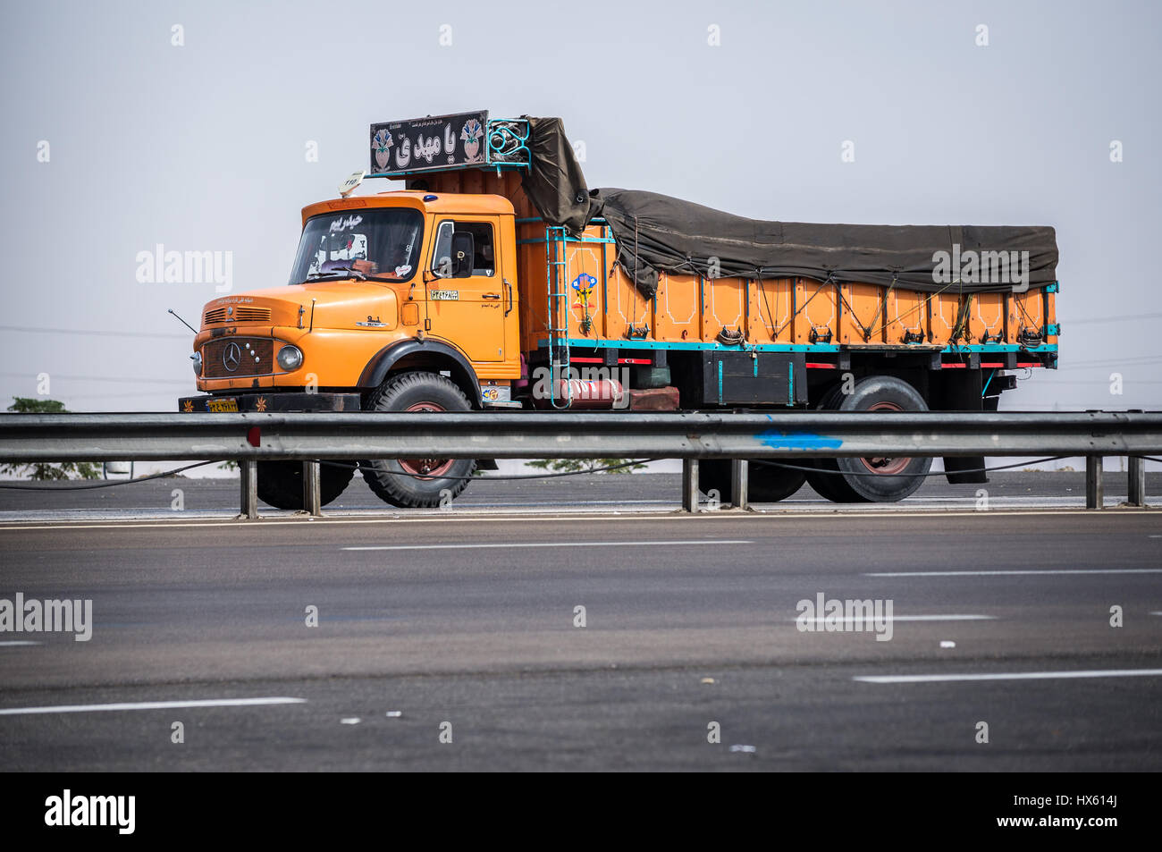 Mercedes-Benz LK 1924 Modell, Iran Khodro Diesel Company auf Autobahn ...