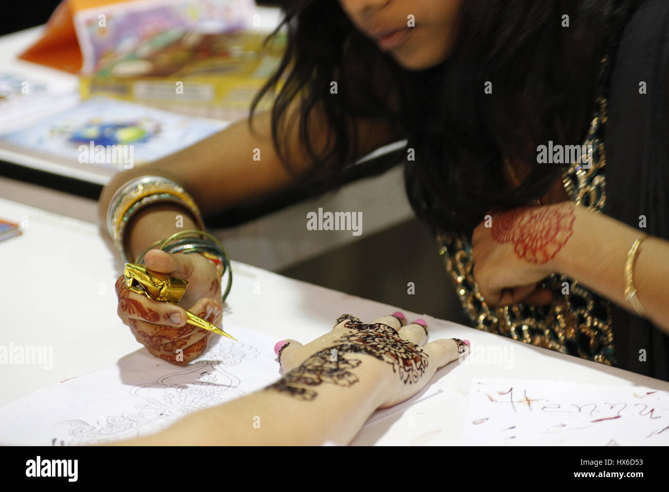 Henna muster auf der hand -Fotos und -Bildmaterial in hoher Auflösung – Alamy