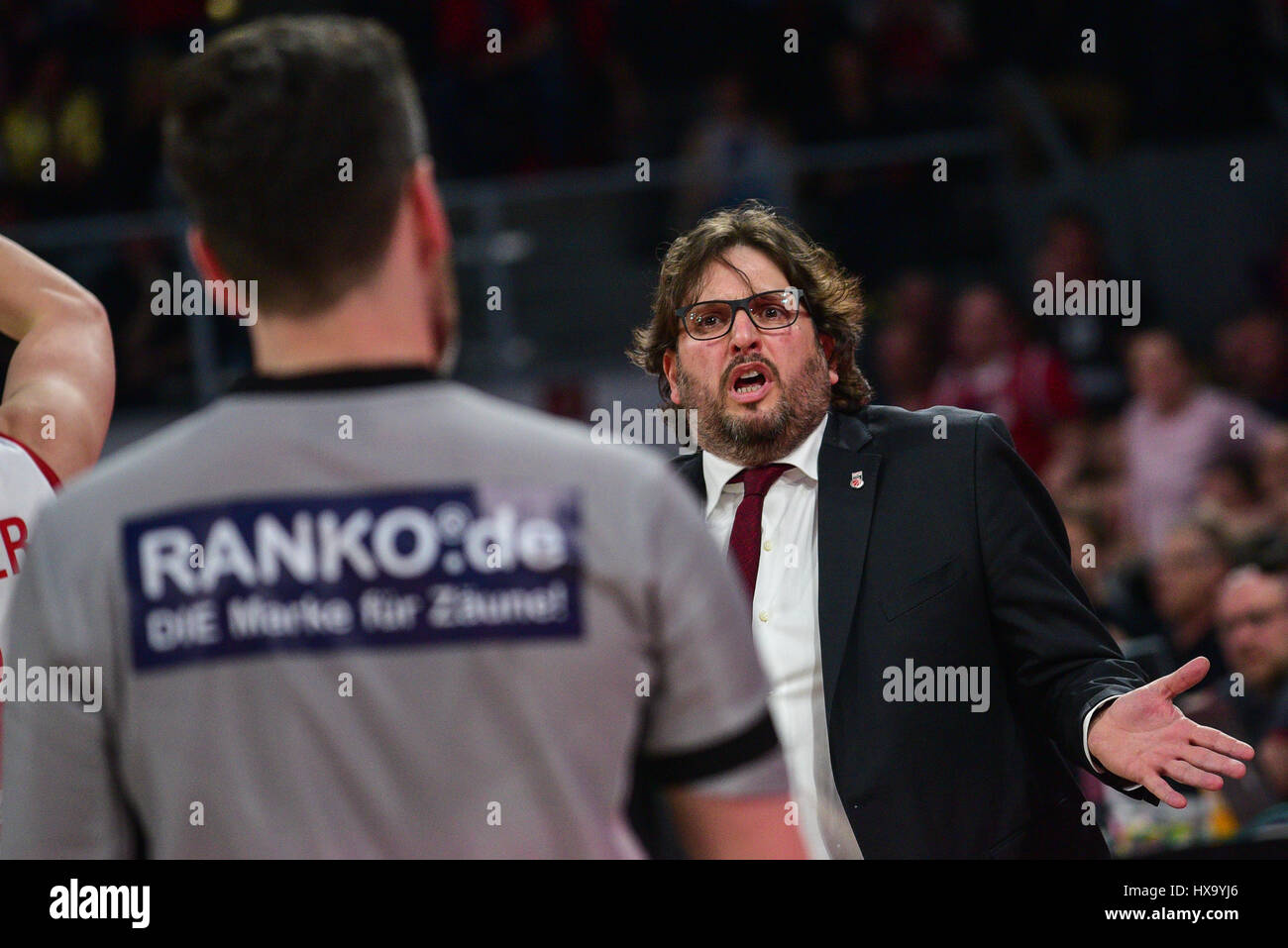 Bamberg, Deutschland. 26. März 2017. Brose Bamberg Trainer Andrea ...