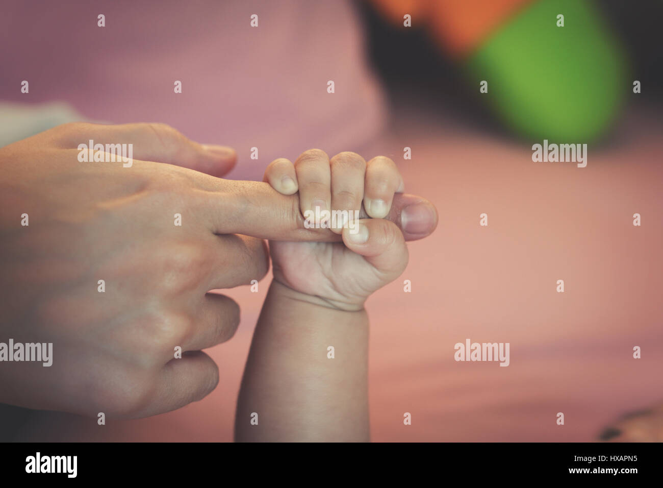 Mit der hand der mutter -Fotos und -Bildmaterial in hoher Auflösung – Alamy