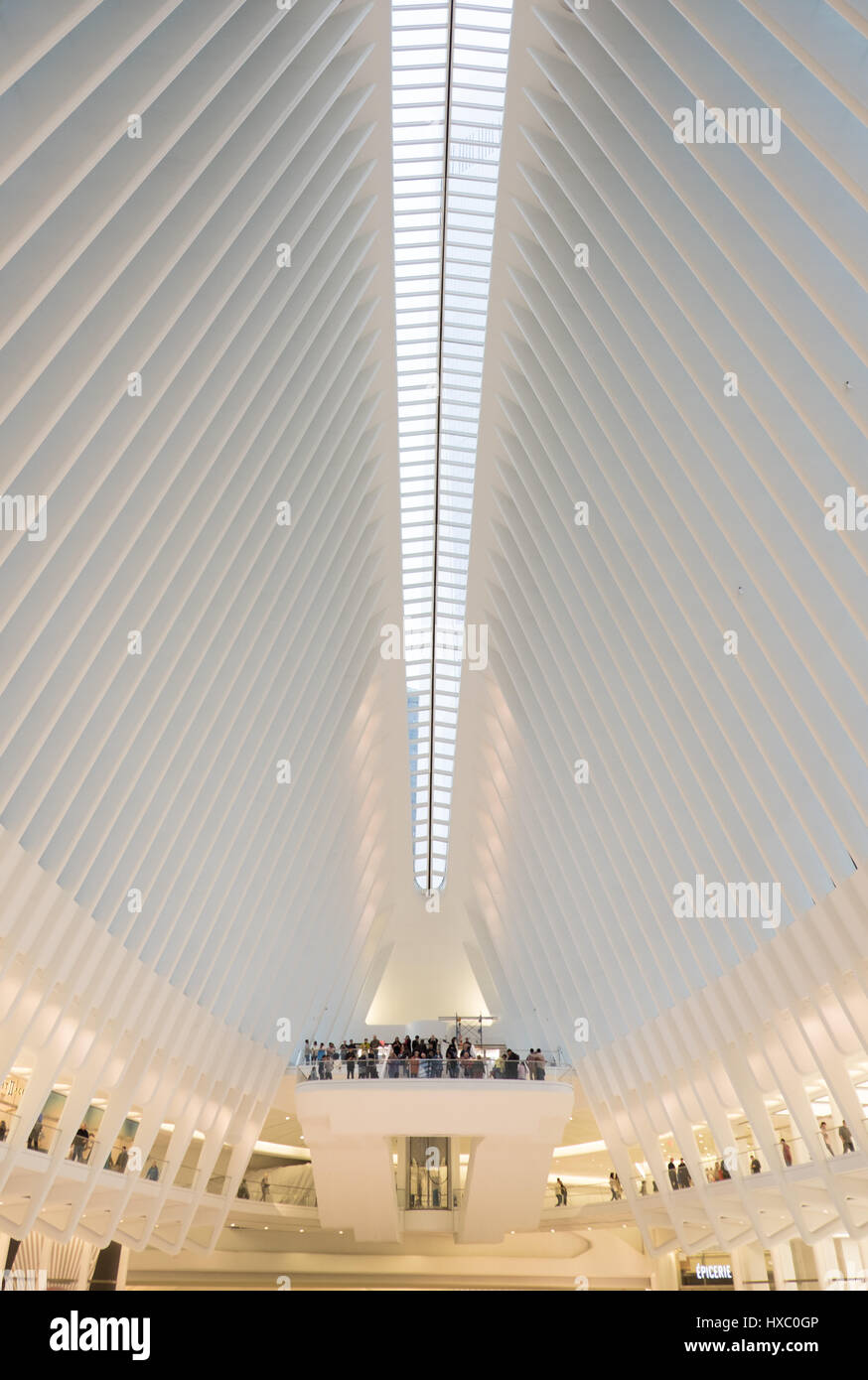 NEW YORK CITY - 1. Oktober 2016: Innenraum der Oculus, Santiago ...