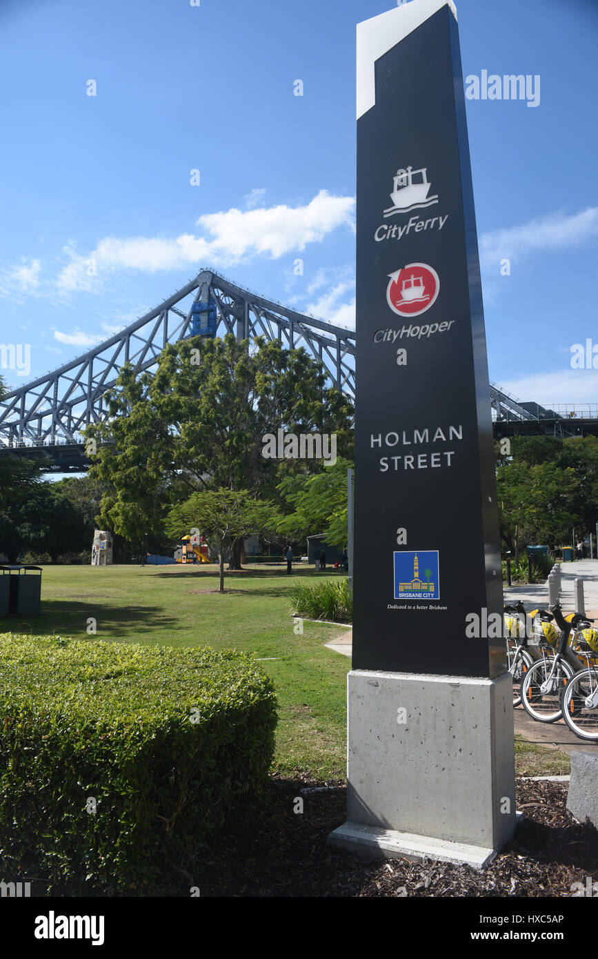 Brisbane, Australien: Holman Street Ferry Wharf Schild am Kangaroo ...