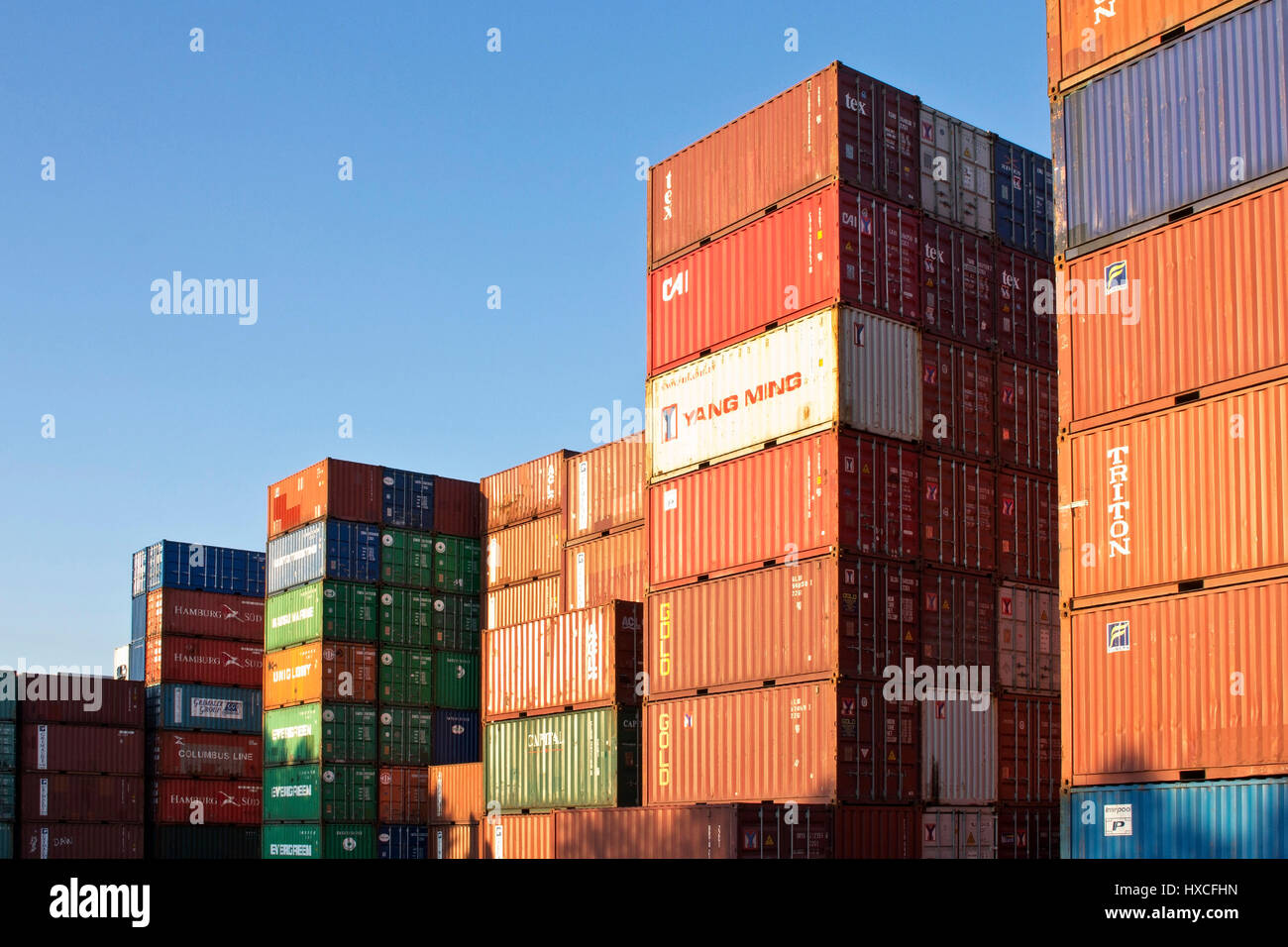 Container-Stapel auf einen Platz in der Container-Hafen, Container ...