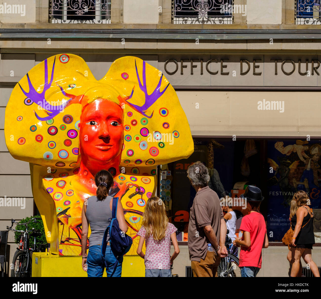 Touristen und die Skulptur „Cerf-tête“ von Marc Felten 2016, Street Art ...