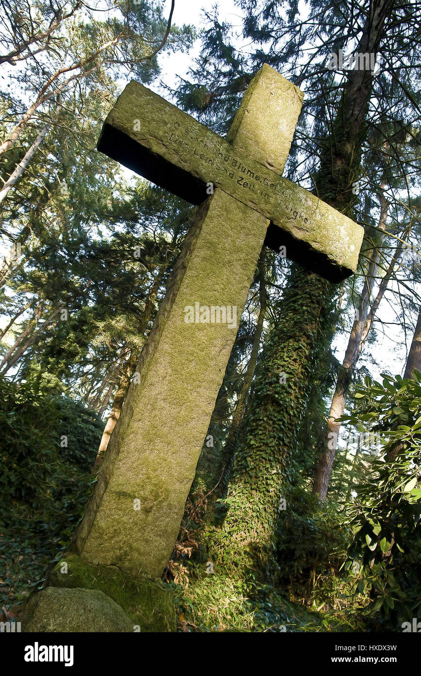 Altes Grab Kreuz auf dem waschechter Friedhof in Hamburg, alte Grab ...
