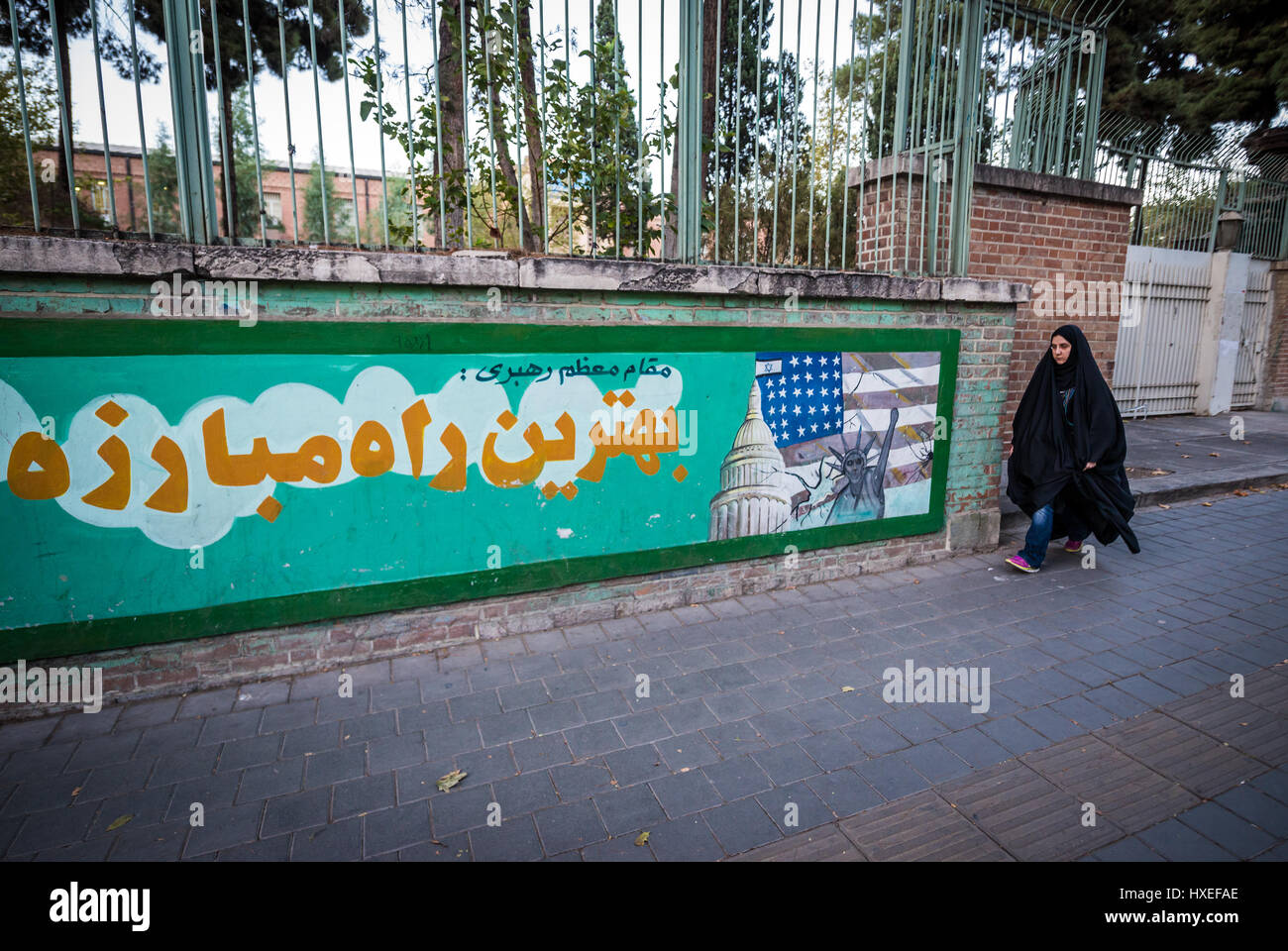 Anti-amerikanische und anti-israelische Graffiti an der Wand des ...