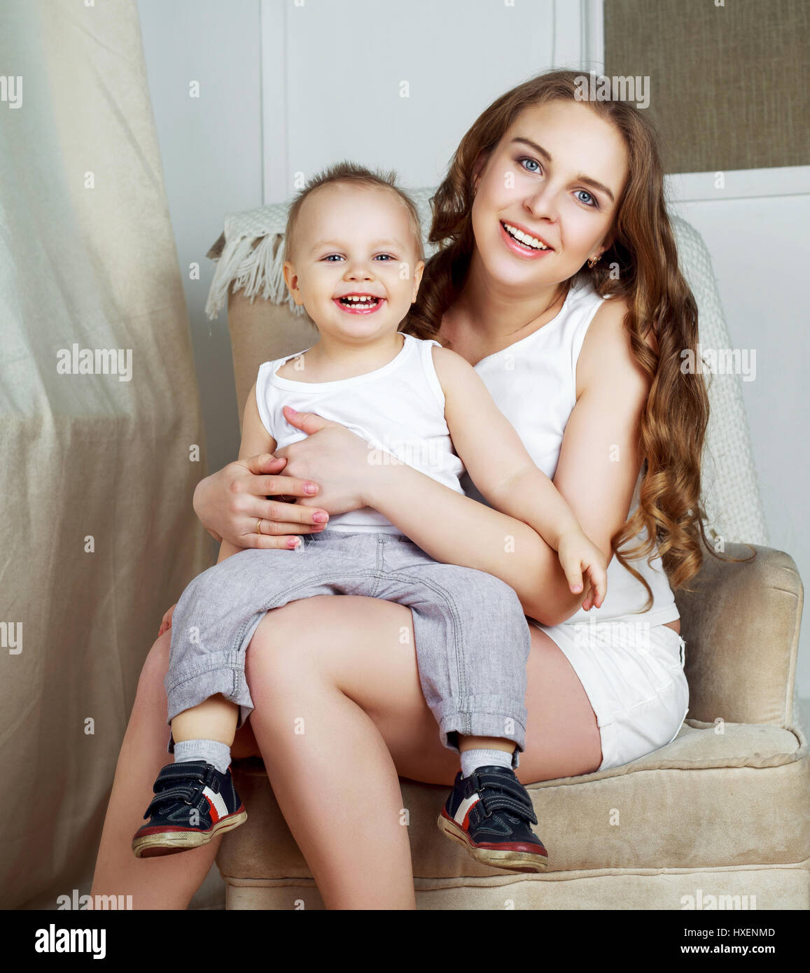 glückliche schöne Mutter mit ihrem einjährigen Sohn, Studio gedreht ...