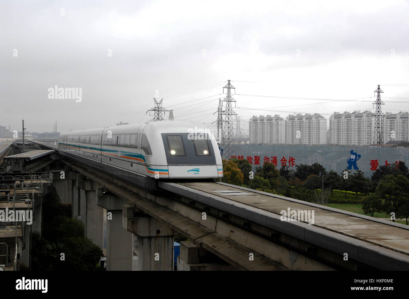 Die Magnetschwebebahn in Shanghai. Der Shanghai Maglev Train ist eine ...