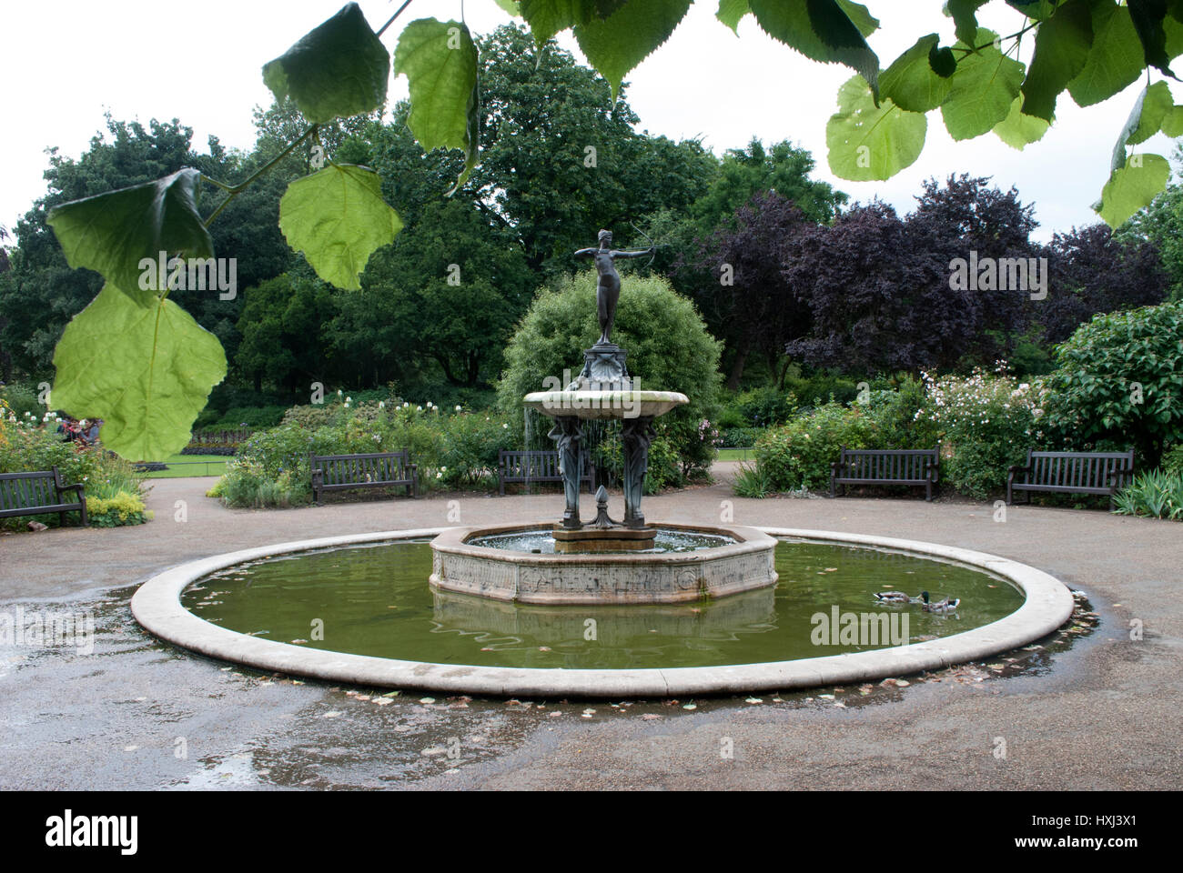 Die Jägerin Brunnen im Rosengarten des Hyde Park, London. Diana, Göttin ...