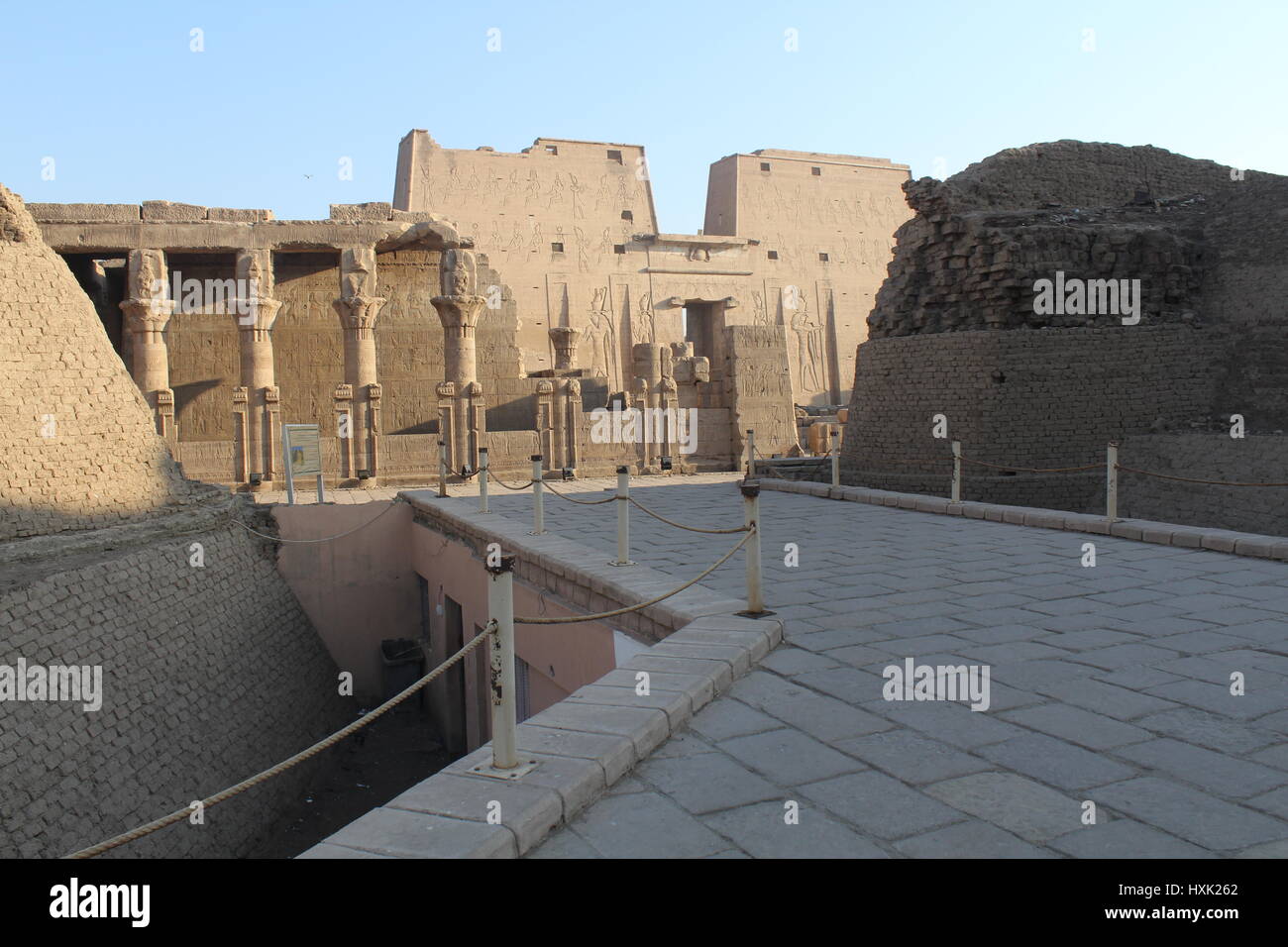 Edfu Tempel des Horus in Edfu Stadt am Nil Stockfotografie - Alamy
